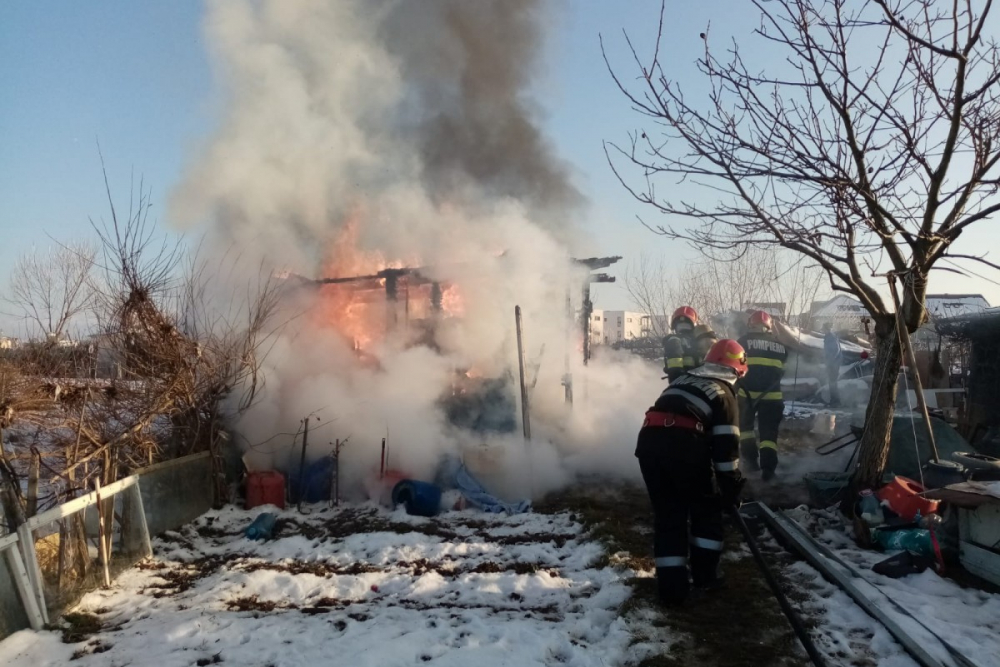 O femeie a suferit arsuri de gradul 1 și 2 într-un incendiu