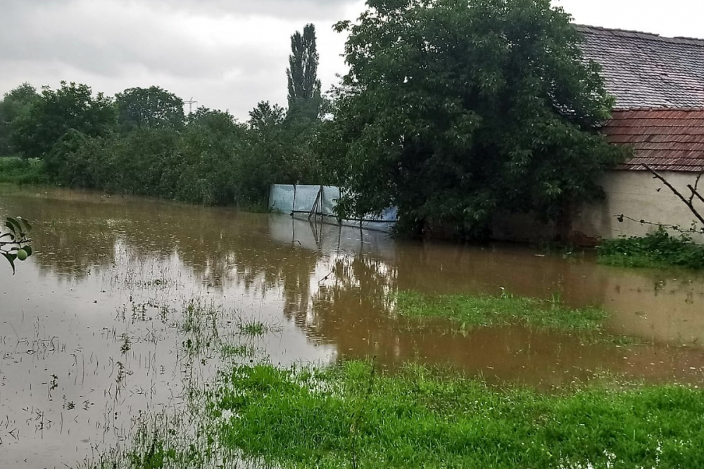 Avertizare de inundații pe mai multe râuri, pană luni seara
