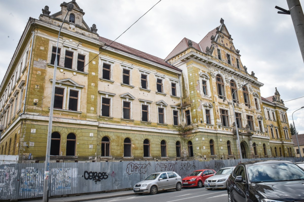 O datorie de 15.000 de lei și demisia dirigintelui de șantier au stopat ...