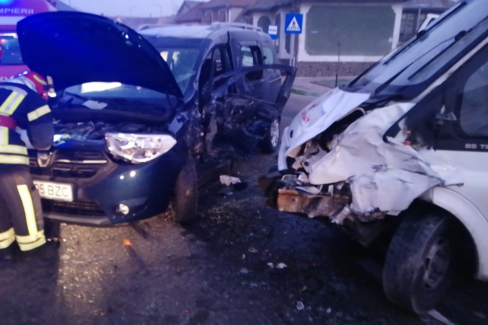 Microbuz implicat într-un accident lângă Avrig. Două femei sunt rănite