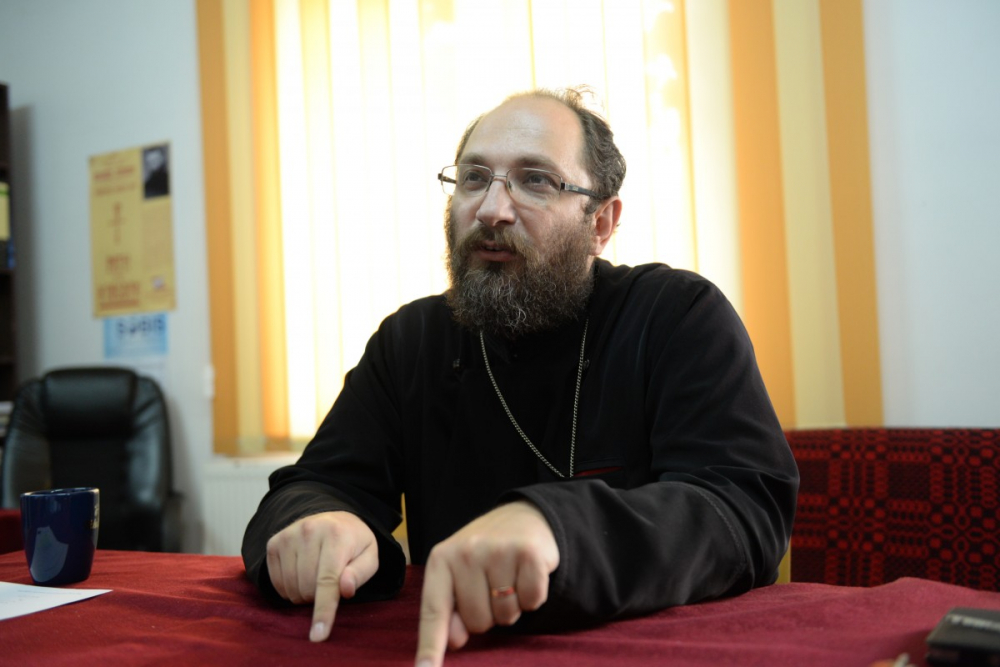 Părintele Necula filmează spotul pro-vaccinare. ”Om cu om oprim pandemia”