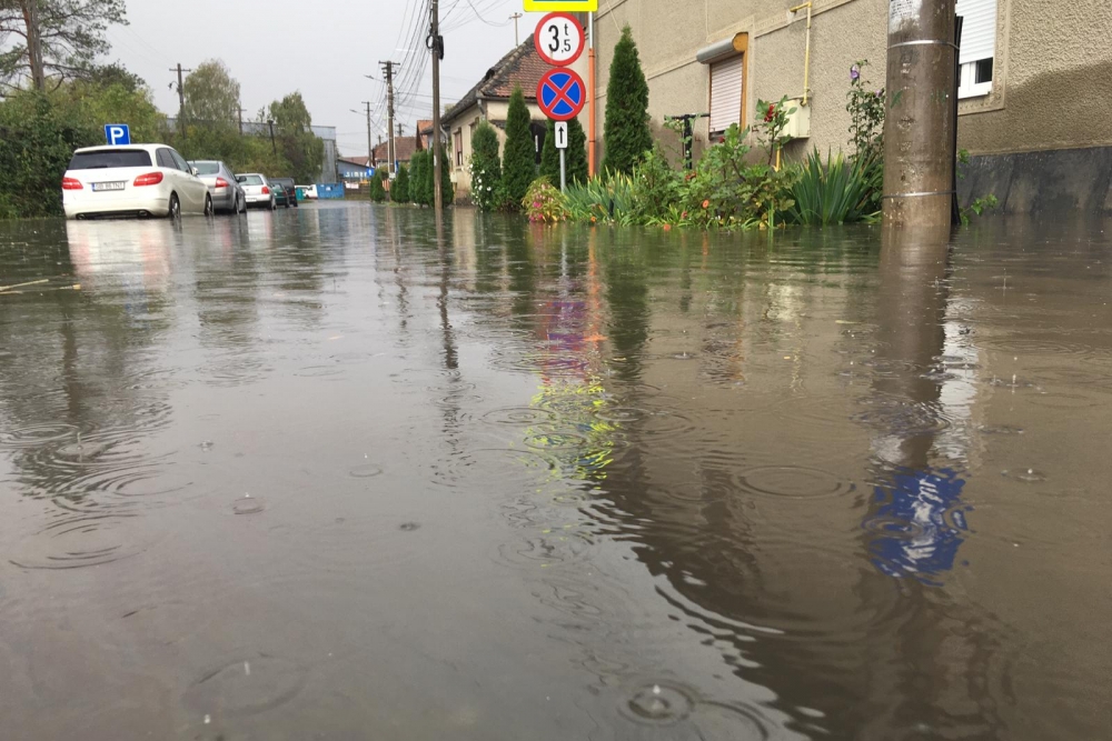 FOTO – Urmările ploii torențiale: Străzi inundate în Sibiu