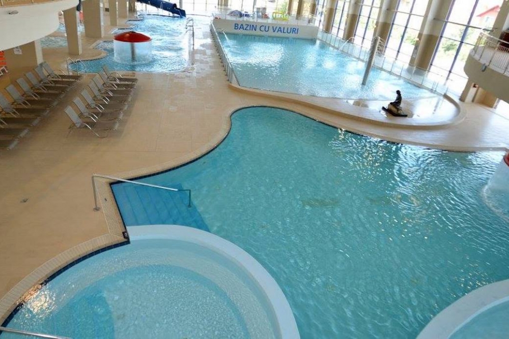 Complex de piscine acoperite, la o oră de Sibiu. Aqualand Deva se ...