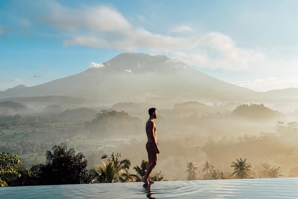 După ce s-a îmbogățit din comerț online, un sibian s-a mutat în Bali ...