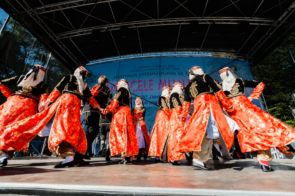 Ritmuri europene și asiatice, mâine la „Cântecele Munților”