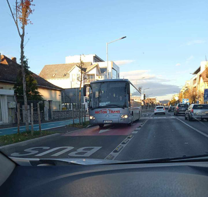 Șoferii altor autocare surprinși pe banda BUS de pe Calea Dumbrăvii ...