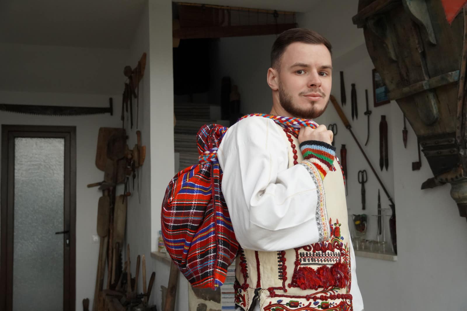 Un profesor de istorie sibian a deschis un muzeu gratuit cu bani din ...