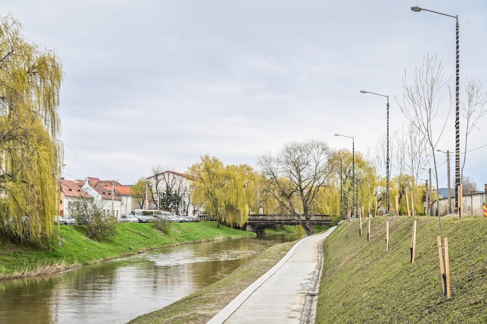 Primul tronson al pistei de biciclete de pe malul Cibinului trebuia să ...