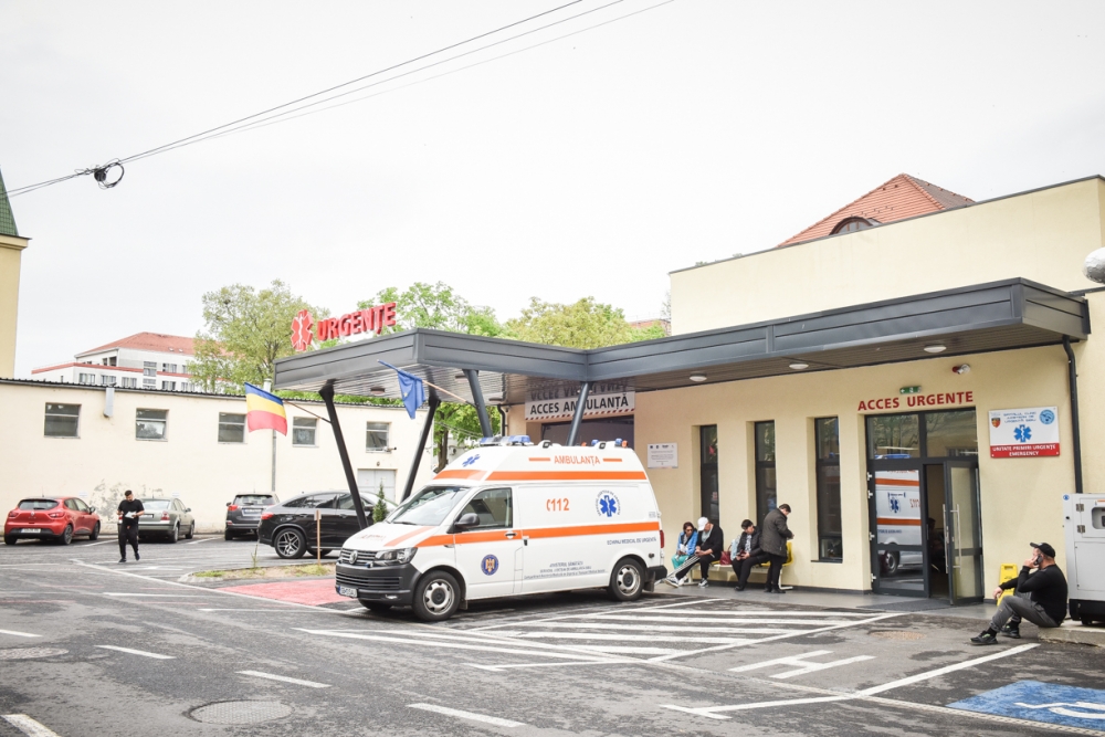 S-a răsturnat cu mașina și a rămas încarcerat. Șoferul a fost dus la ...