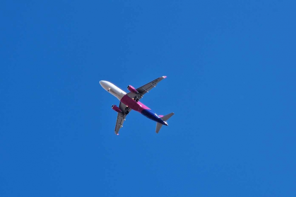 Un avion Wizz Air va survola Sibiul timp de trei ore într-un program de ...