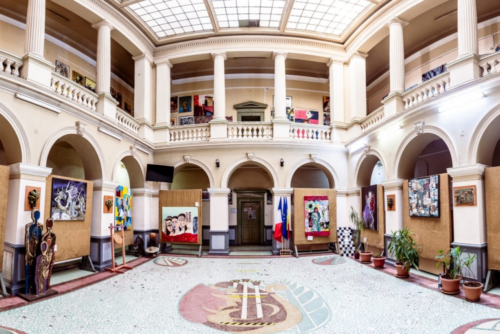 Liceul de Artă din Sibiu angajează model masculin viu. Director: este ...