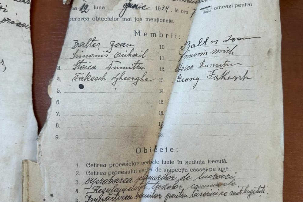 Documente vechi de 100 de ani, găsite în zidurile Primăriei Tălmaciu ...