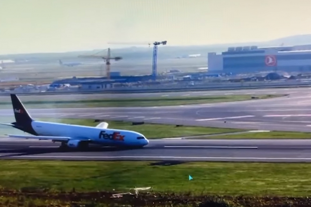 VIDEO Turcia: Un avion-cargo a aterizat de urgenţă la Istanbul