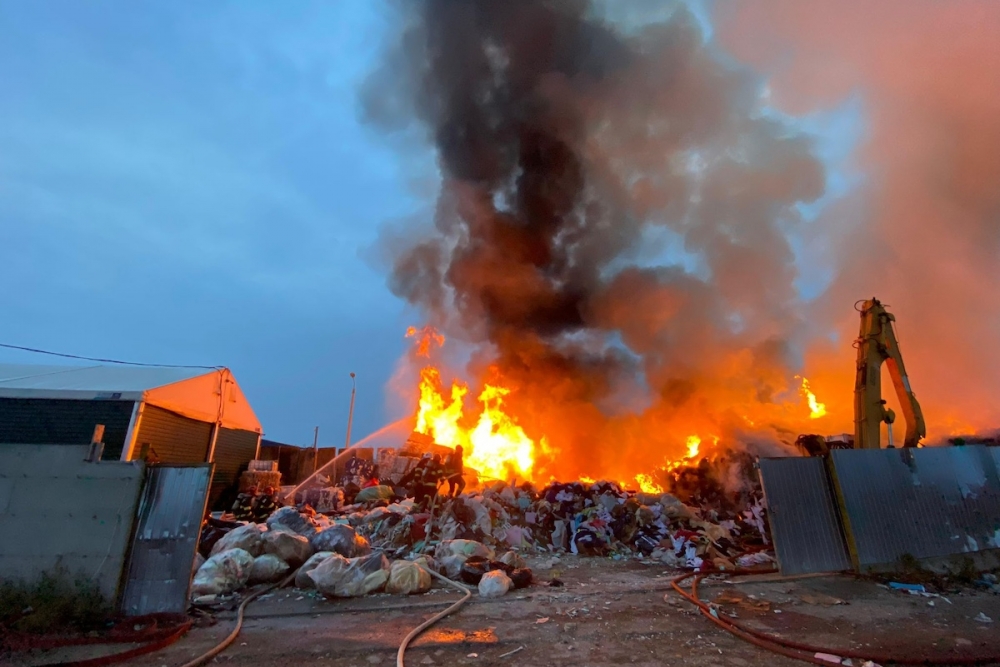 Actualizare. Mormane de gunoaie au ars în Viile Sibiului. A fost ...