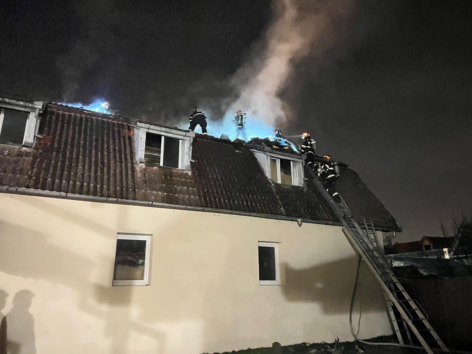 ACTUALIZARE Incendiu la o casă din Sibiu. Au ars tone de material ...