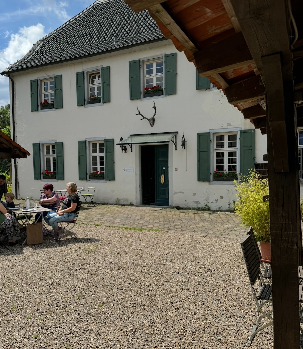 „A lu’Escana”: Andreea Esca investește într-un spațiu cultural pentru ...