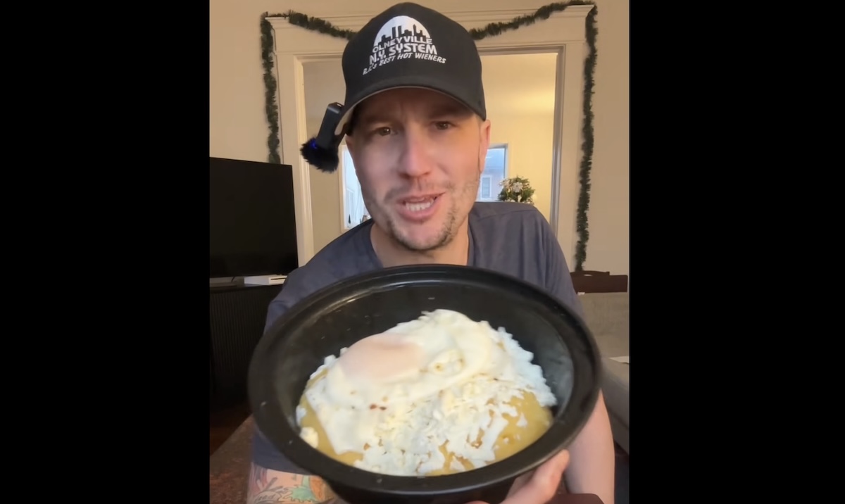 Un american cu milioane de urmăritori gustă brânză cu mămăligă în New ...
