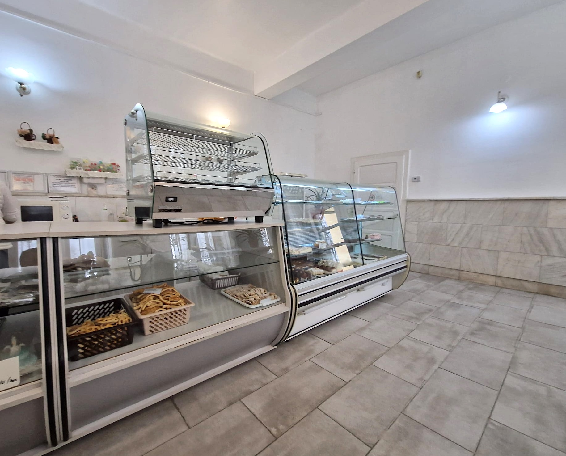 Pentru nostalgicii comuniști: Cea mai ceaușistă cofetărie din Sibiu are ...