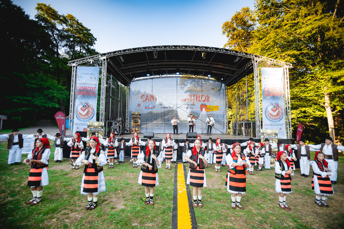 Junii Sibiului aniversați la Festivalul „Cântecele Munților”