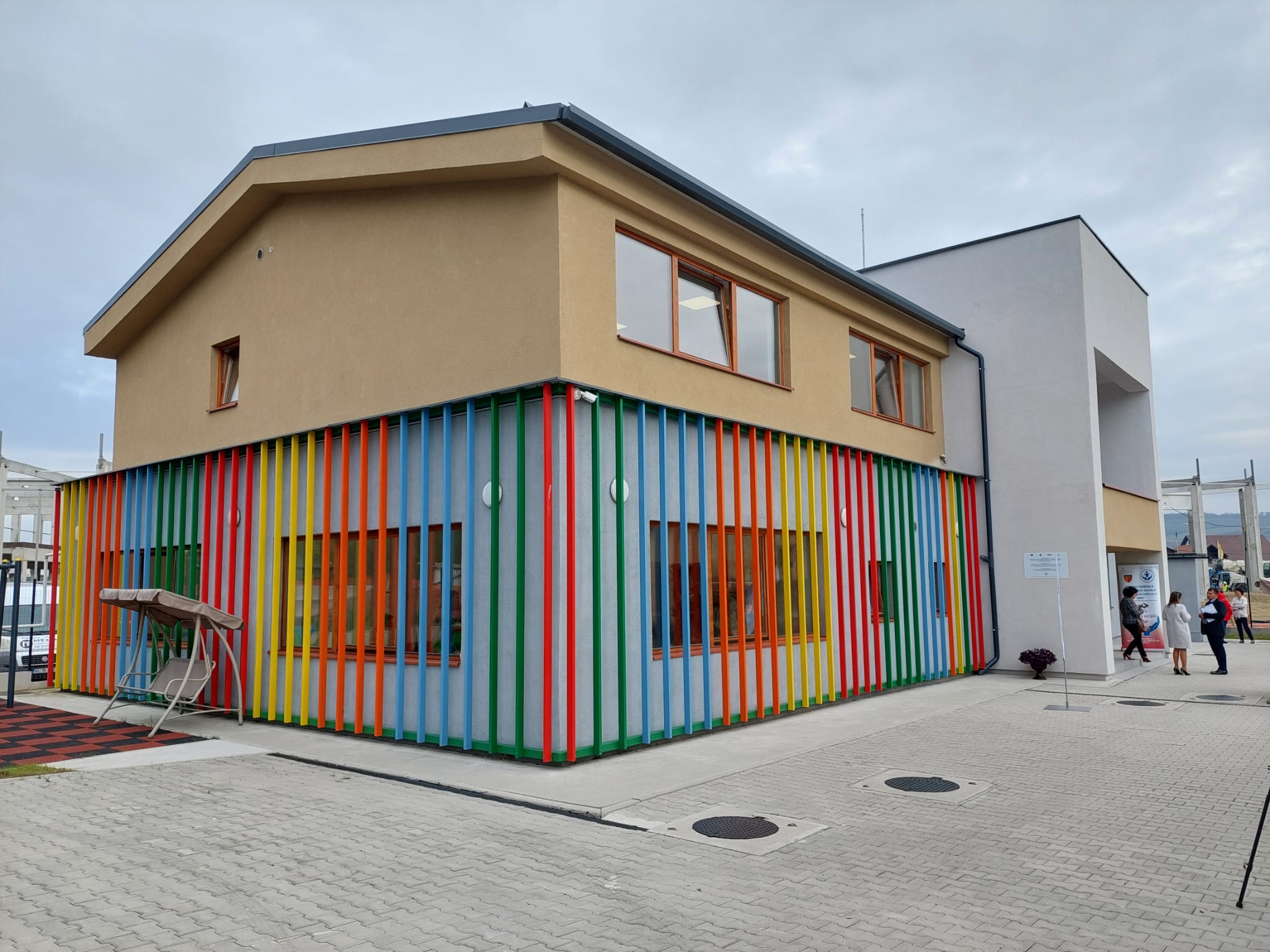 Au fost inaugurate casele de tip familial de pe Drumul Ocnei. Copiii de ...