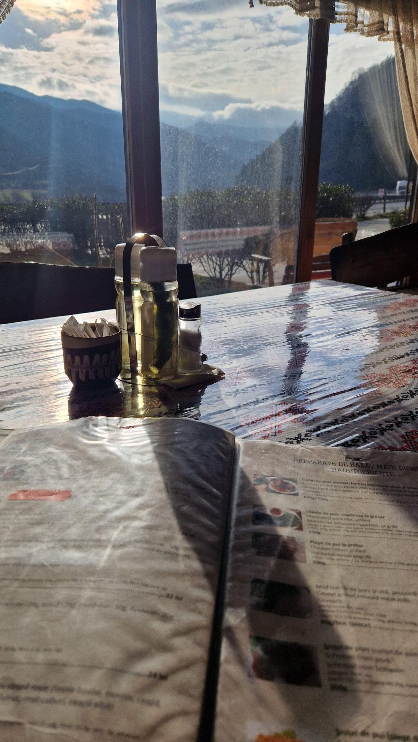 Am mâncat cu dacii, în jurul focului, la intrare pe Valea Oltului ...